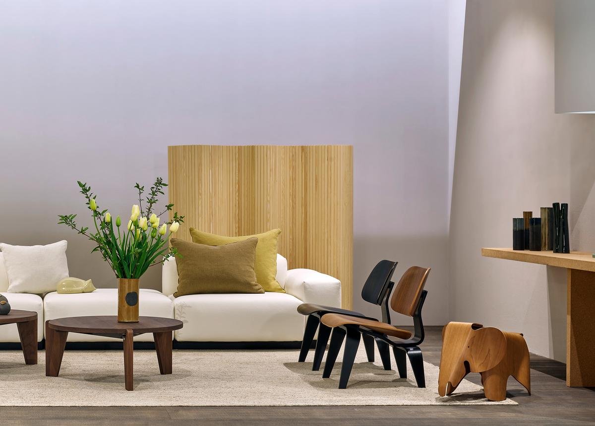 Vitra Eames Elephant Plywood von Charles & Ray Eames, 1945 ...